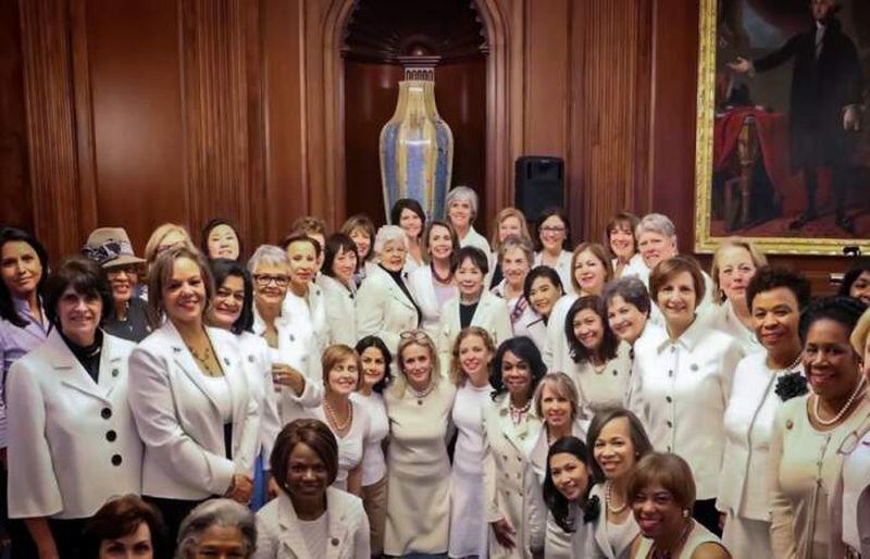 Mujeres congresistas demócratas sorprenden con aplausos en medio de ...