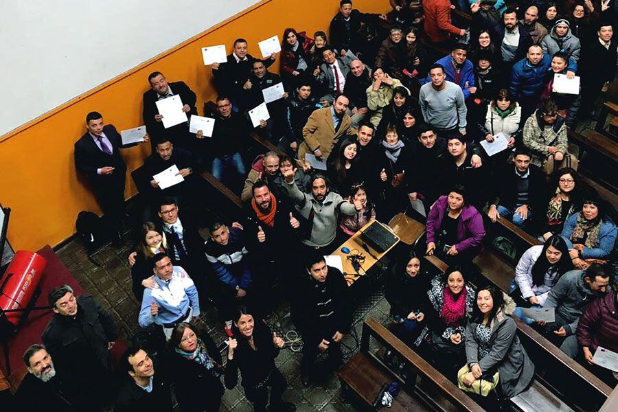 Fundación Paternitas entrega certificación en oficio a 43 personas ... Fundación Paternitas entrega certificación en oficio a 43 personas ...