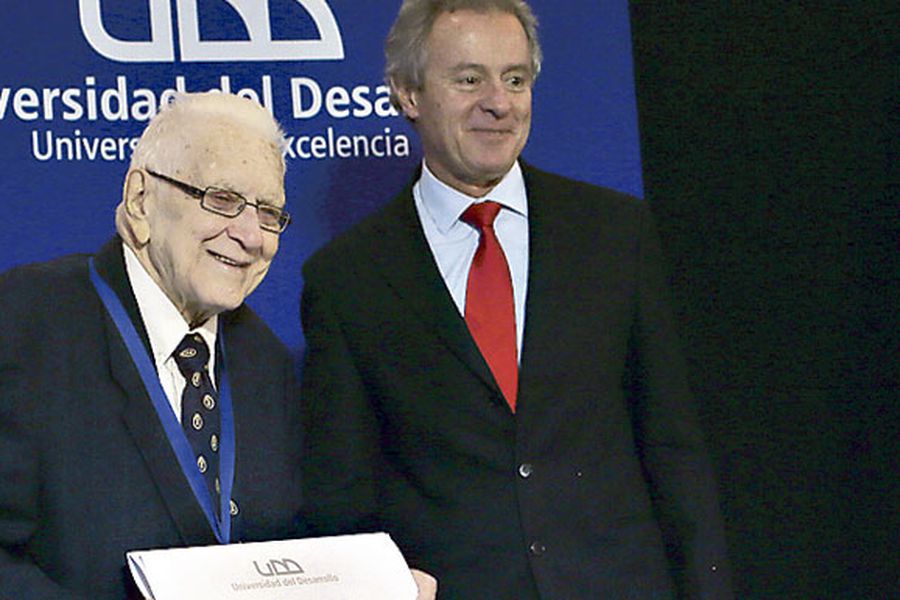 Arnold Harberger recibe grado doctor honoris causa - La Tercera