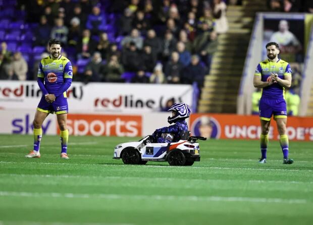 Debut y... ¿despedida? Esta niña encargada de llevar el balón en un ...