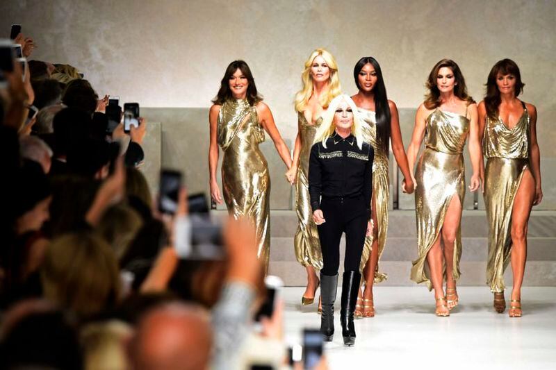 Homenaje a Gianni Versace reúne a famosas "top models" de los 90 - La ...