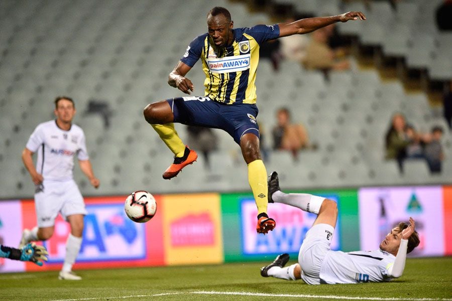 Bolt celebra: anota sus primeros dos goles como profesional - La Tercera