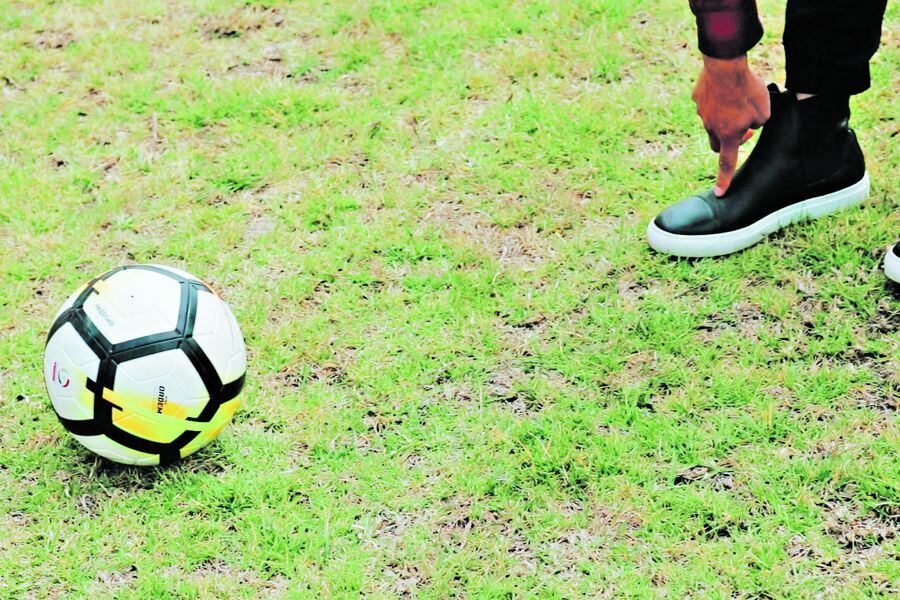 Jugando fútbol con el Mago Jiménez - La Tercera