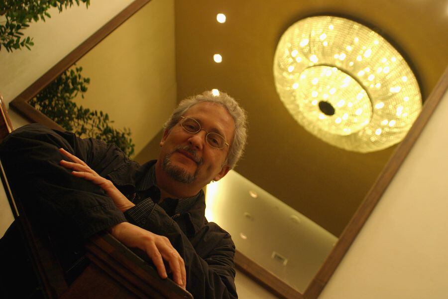 Héctor Abad Faciolince: Escribir para sanar - La Tercera