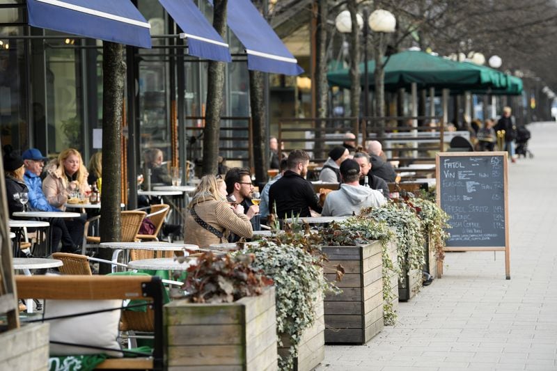 Restaurantes y escuelas abiertas: El “relajado” modelo de Suecia para ...