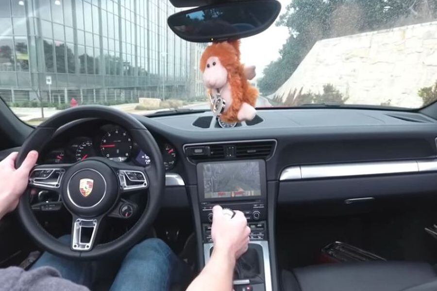 Sujeto instala Doom en su auto y juega mientras conduce - La Tercera