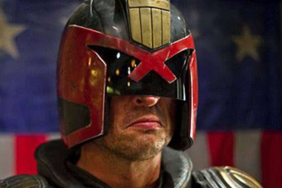 Karl Urban asegura que Alex Garland dirigió Dredd - La Tercera