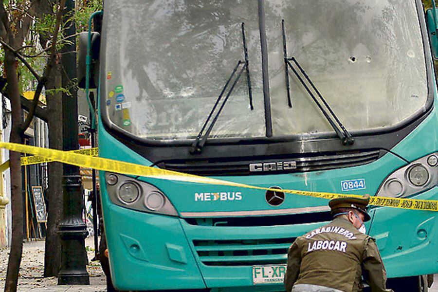 Intendencia se querella por ataque a bus de Transantiago - La Tercera