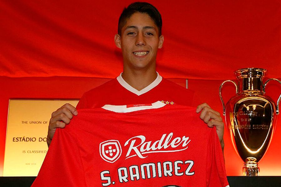 El sentido agradecimiento de Simón Ramírez a su llegada a Benfica - La Tercera