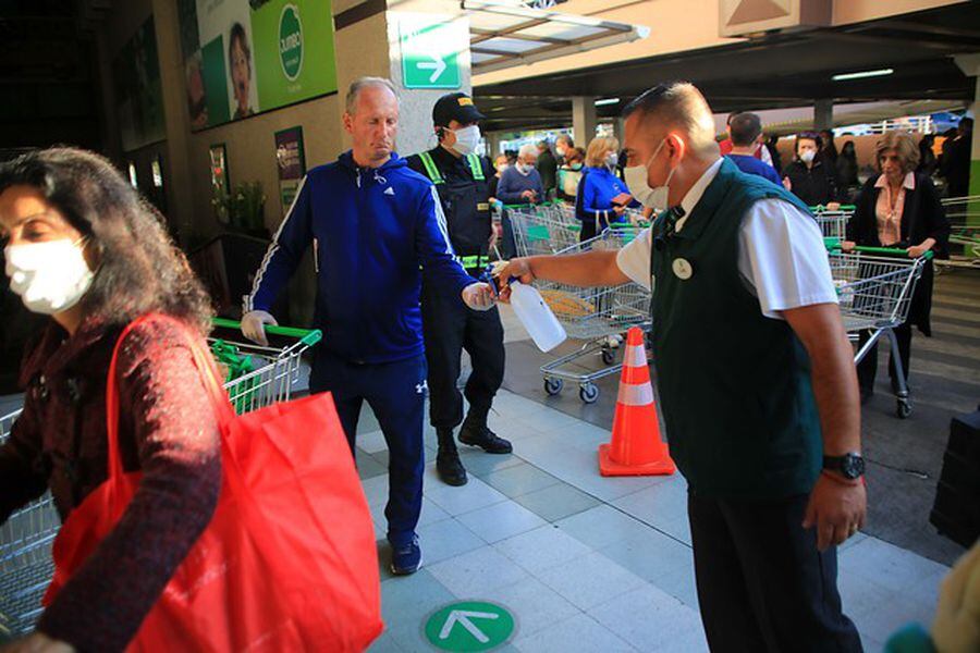 Largas filas se registran en supermercados y farmacias a horas del ... Largas filas se registran en supermercados y farmacias a horas del ...