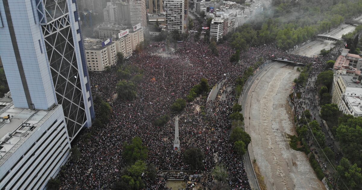 Columna de Daniel Matamala: La historia oficial - La Tercera Columna de Daniel Matamala: La historia oficial - La Tercera
