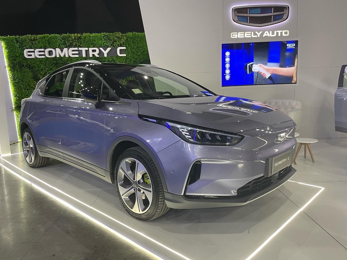 Geely abre su círculo eléctrico con el Geometry C - La Tercera