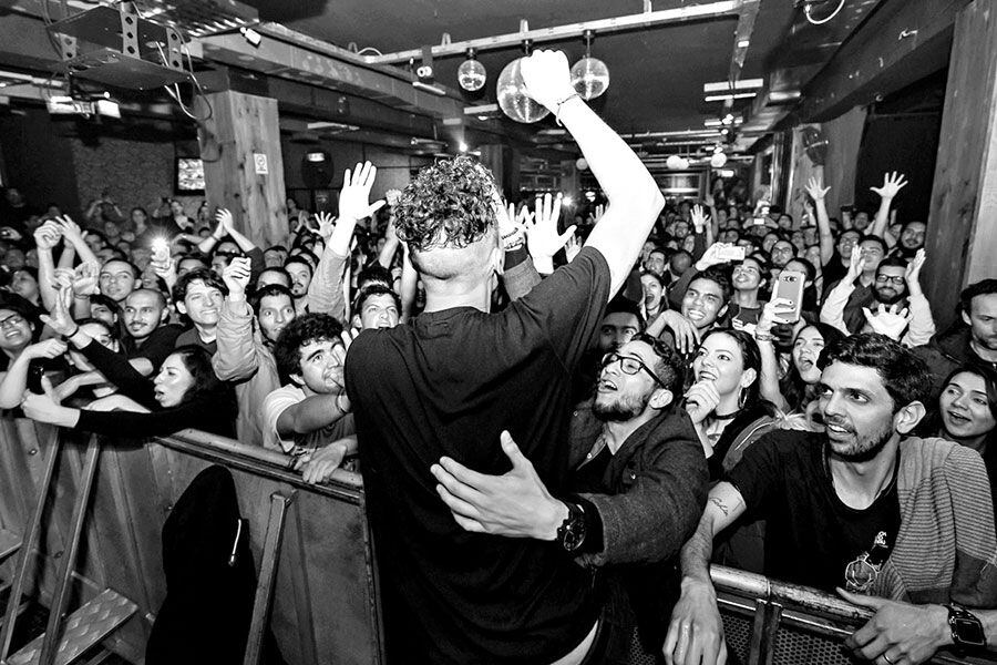 Los venezolanos arman escena - La Tercera