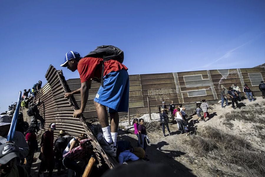 Trump libera imágenes de más de mil migrantes cruzando ilegalmente ...