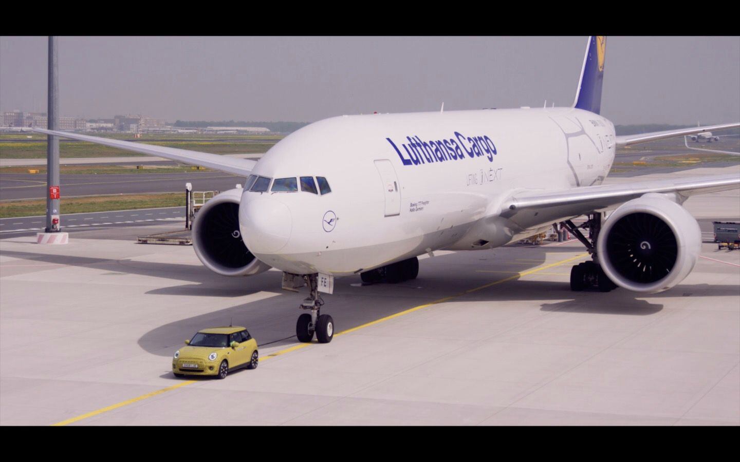 Este Mini Cooper saca lo mejor de sí para mover un enorme Boeing 777 ...