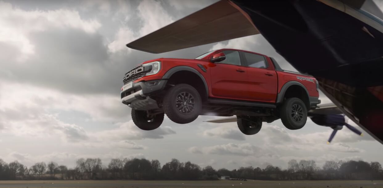 Mira como Ford lanzó una Ranger Raptor desde un avión en movimiento ...