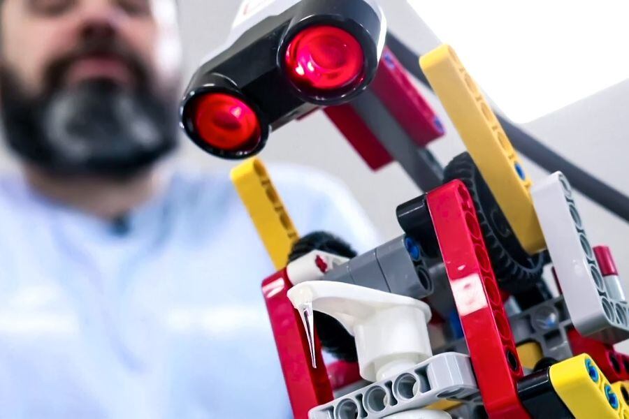 Refugiados sirios crean robot dispensador de alcohol gel con piezas de ...