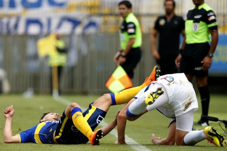 Camilo Rodríguez recibe dos fechas por su patada a Aued - La Tercera