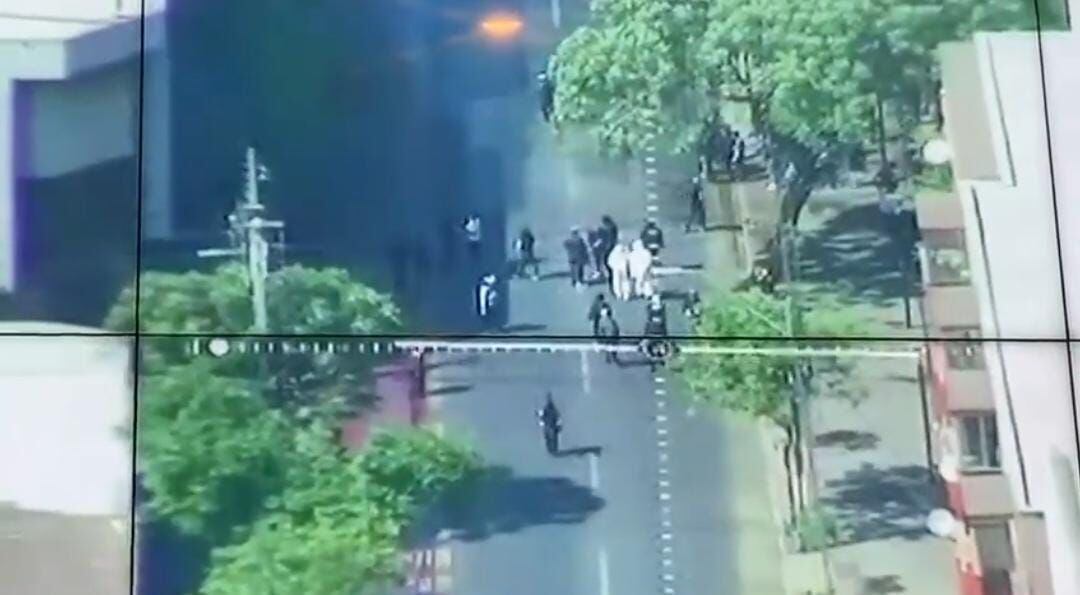 Encapuchados lanzan objetos contundentes a personal de Carabineros y ...