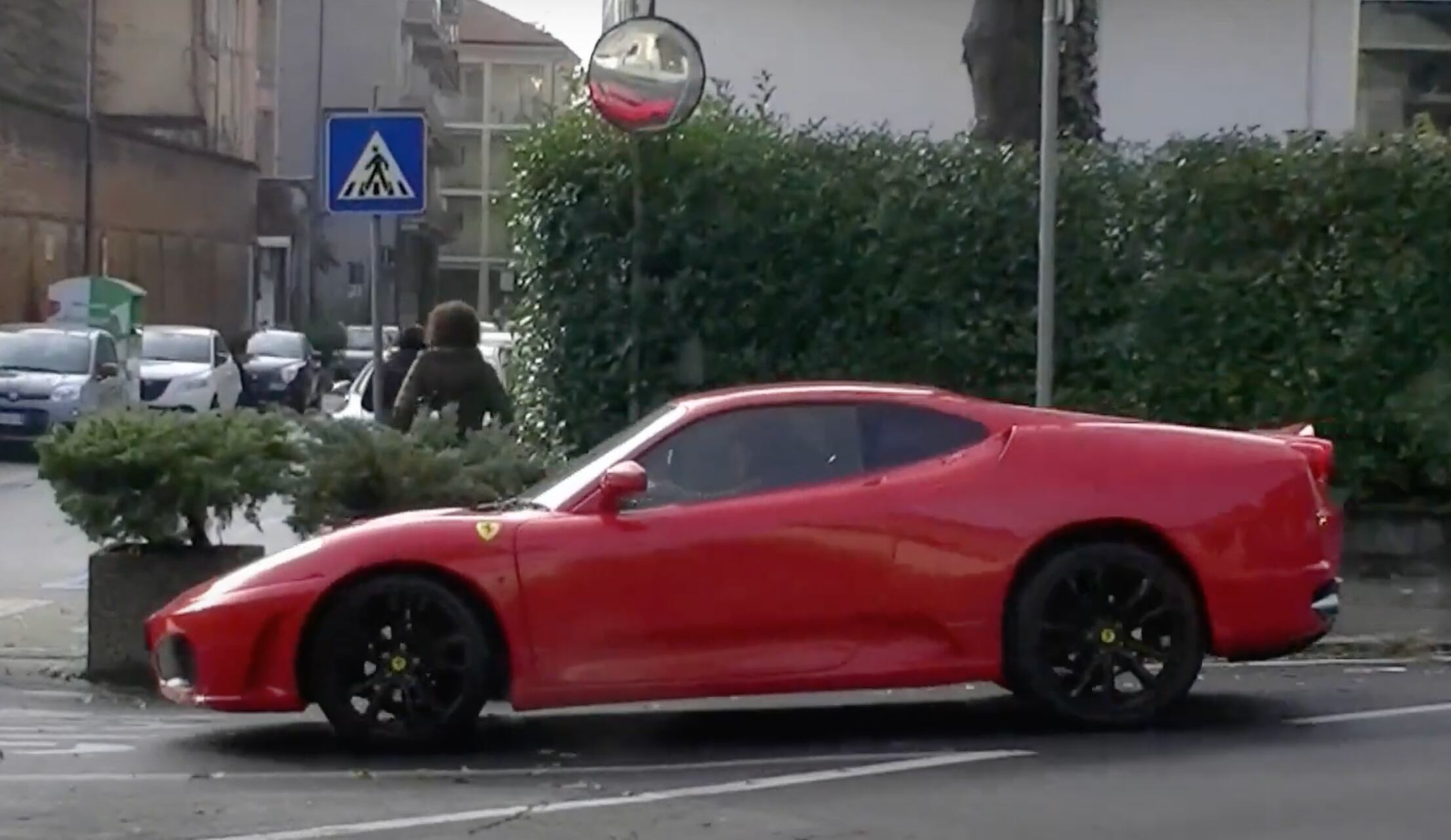 Las falsificaciones están de moda… en Italia sorprenden un Ferrari ...