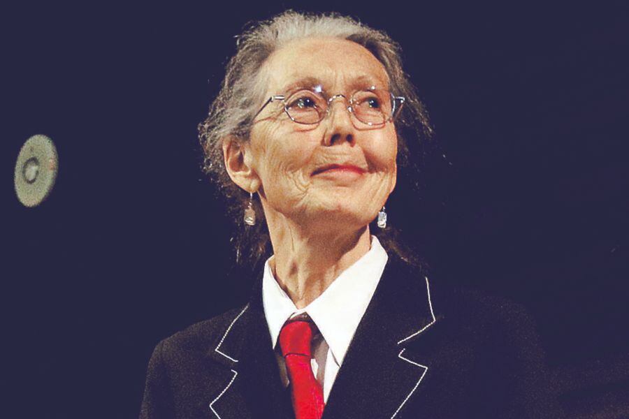 Anne Carson: "Tenemos suerte de no saber más de Platón" - La Tercera